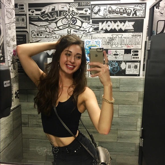 Alyssa's Closet (@alyssarobi_) | Poshmark